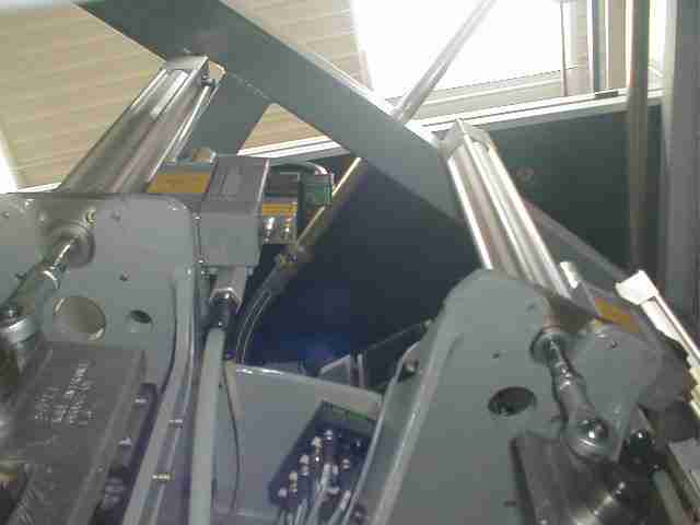 Stretching cylinder with control distributor fitted to the support base ...