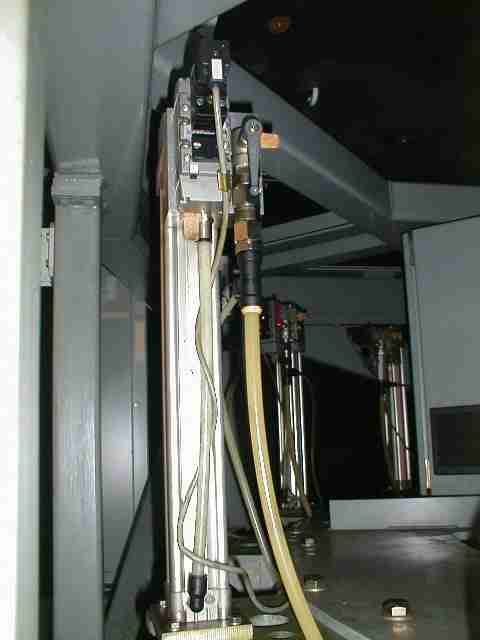 Stretching cylinder with control distributor fitted to the support base ...