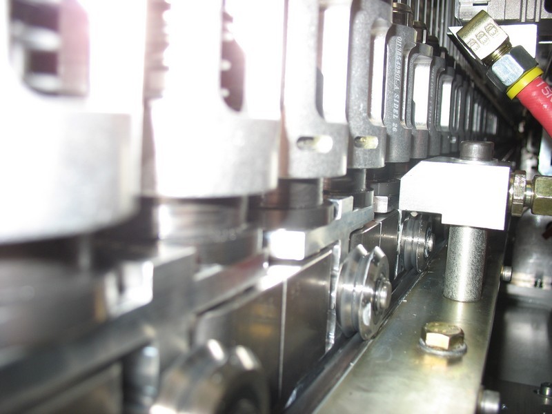 Dual vee spindle guiding [969] | Sidel - Options and Upgrades
